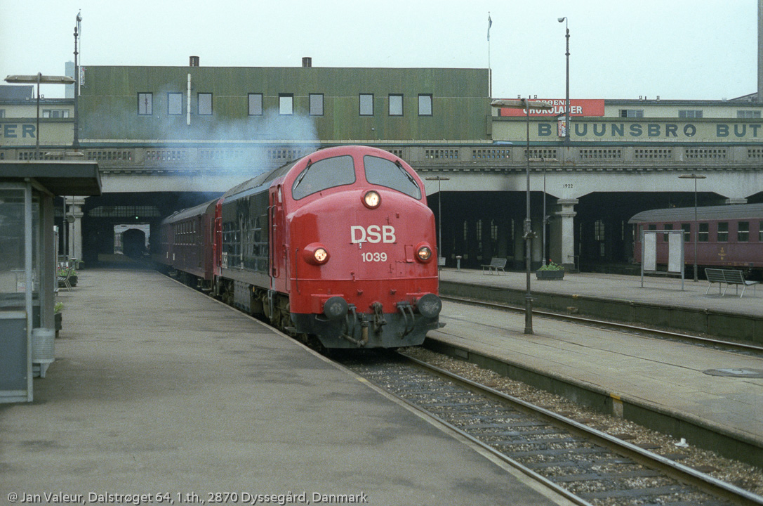 MX 1039 afgår med persontog
